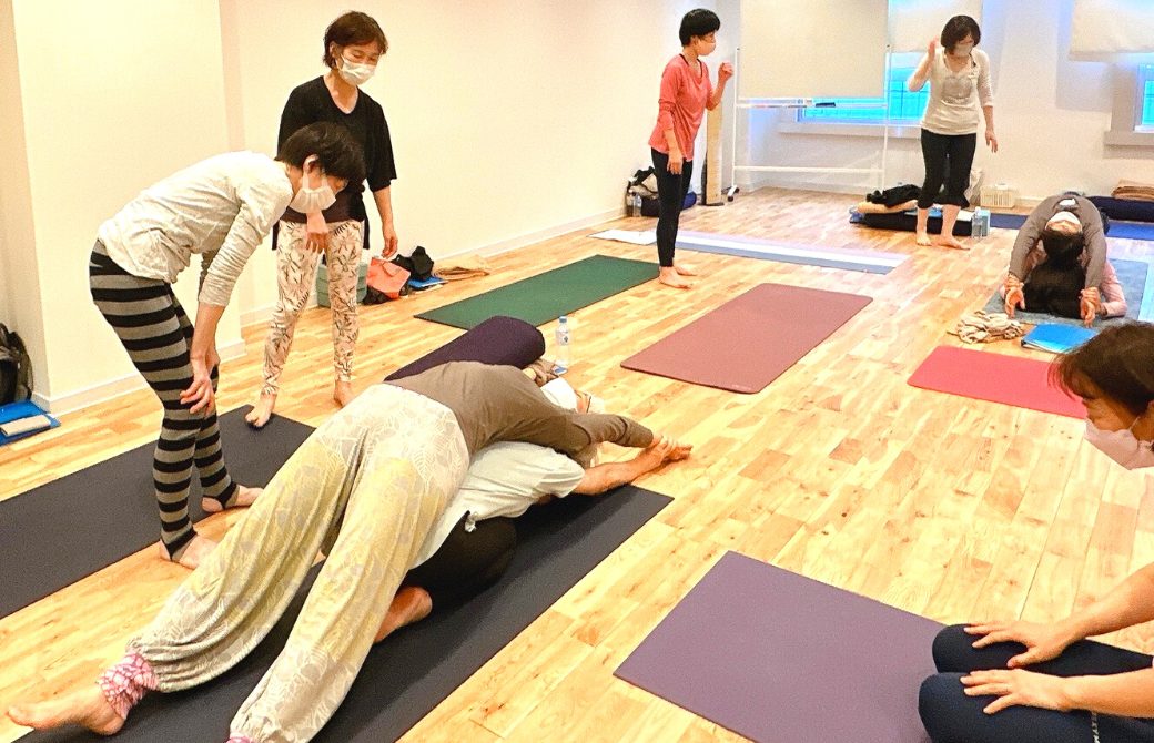 ＜後編＞母のRYT200受講に密着！中井まゆみ先生による50代・60代から学ぶヨガ資格 | 全国のヨガ資格講座・指導者養成講座 | ヨガ ...